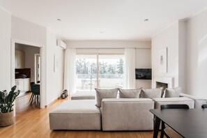 Apartamento Standard | Sala de estar | Smart TV de 43 de polegadas com canais via satélite, televisor, Netflix 