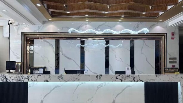 Um balcão de recepção com bancada de mármore e design moderno.