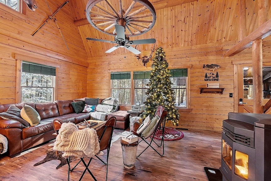Private Cabin On 3acres With Private Hot Tub! Lake Access, Skiing, Snowmobiling! - Maine