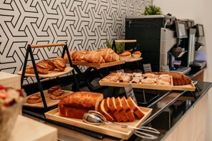 Pequeno-almoço tipo buffet diário (12 EUR por pessoa)