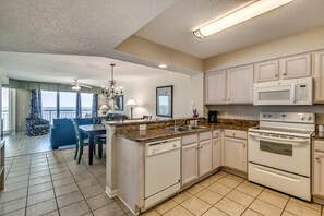 Apartamento em Condomínio Fechado, 3 quartos | Cozinha privada | Um forno, uma placa de cozinha, utensílios de cozinha 