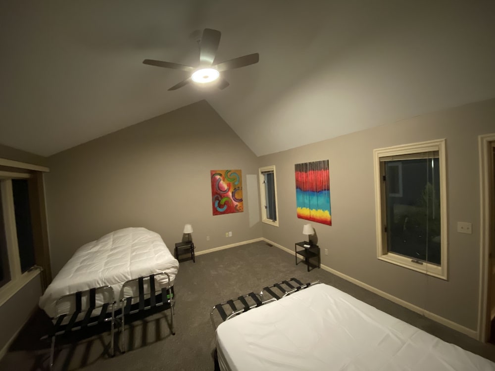 Family Friendly Home W/ Game Room- Perfect Location - Riverside, MO