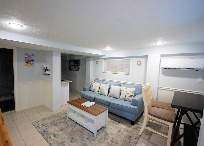 New To Market! Gorgeous Florida Coastal Renovation, Steps To The Sugar Sand Beach Of Fmb! - Estero, FL