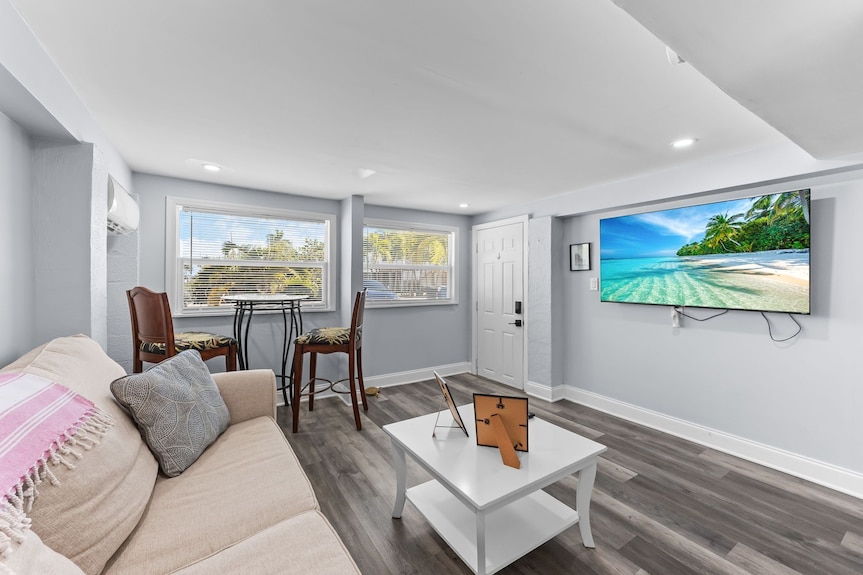 New To Market! Gorgeous Florida Coastal Renovation, Steps To The Sugar Sand Beach Of Fmb! - Fort Myers Beach, FL