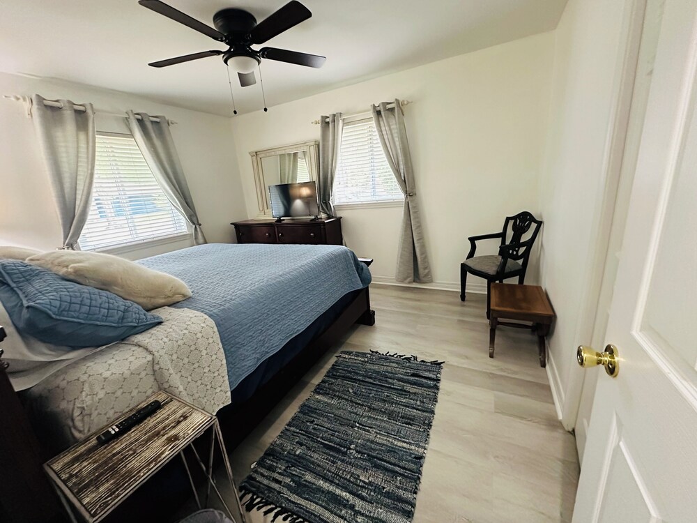 “Feels Like Home” Cozy Stay Just 0.5 Mi To The Beach! - Gulfport, MS