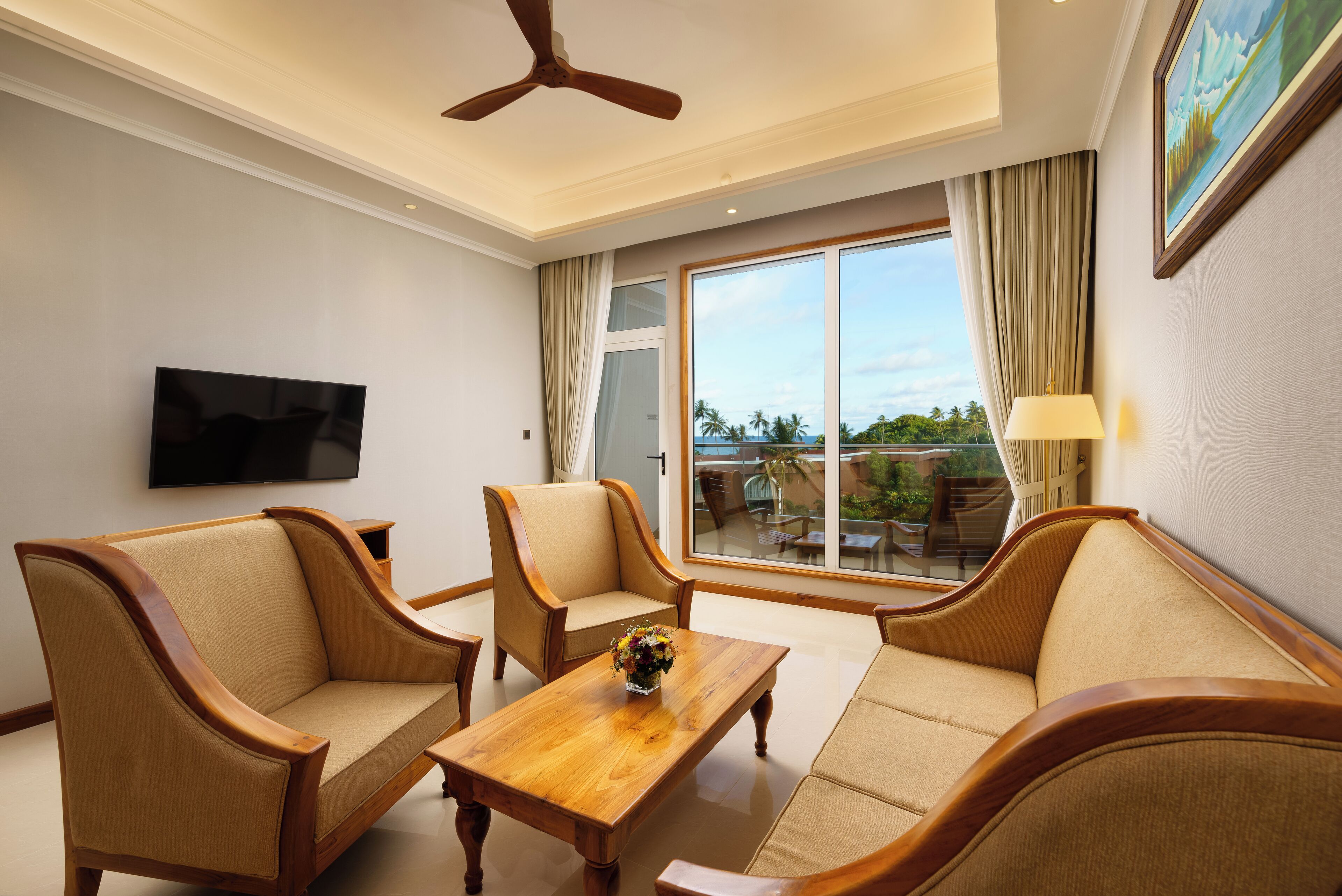 Apartamento luxo, 2 quartos, vista para o mar | Área de estar | Smart TV 55 polegadas com canais digitais, TV