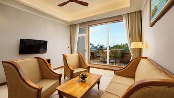 Apartamento Deluxe, 2 quartos, vista para o mar | Sala de estar | Smart TV de 55 polegadas com canais digitais, televisor