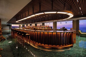 6 bares/lounges, saguão/lounge