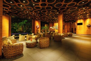 6 bares/lounges, saguão/lounge