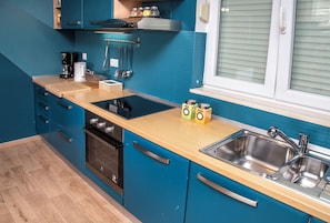 Apartamento Premium | Cozinha privada | Um frigorífico, um micro-ondas, uma cafeteira/bule 