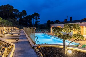 Piscina exterior, espreguiçadeiras 