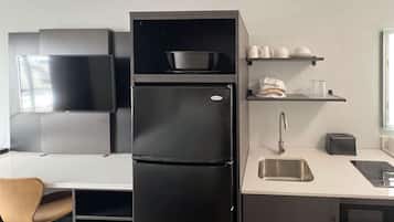 Quarto Standard, 1 cama queen-size, não fumadores, kitchenette | Secretária, Wi-fi grátis, roupa de cama fornecida