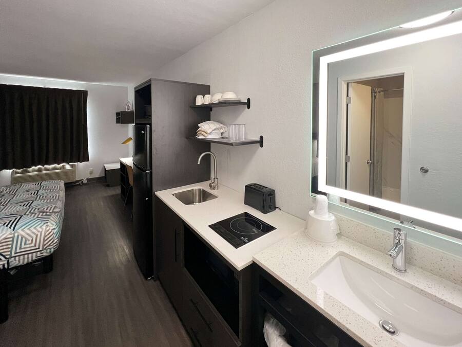 Quarto standard, 1 cama Queen, para não fumantes, cozinha americana | Cozinha americana privada | Geladeira grande, micro-ondas, cooktop, torradeira