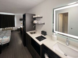 Quarto standard, 1 cama Queen, para não fumantes, cozinha americana | Cozinha americana privada | Geladeira grande, micro-ondas, cooktop, torradeira