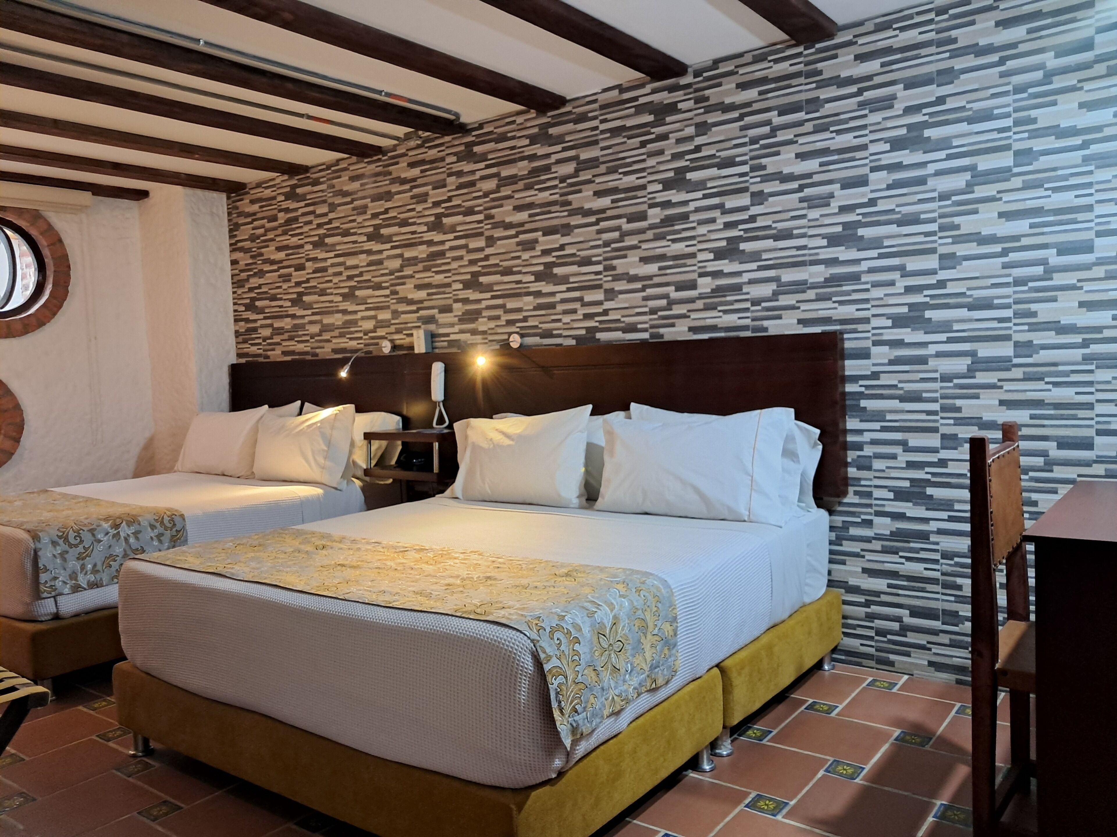 Quarto Quádruplo Standard | Roupa de alta qualidade, minibar, cofre no quarto 