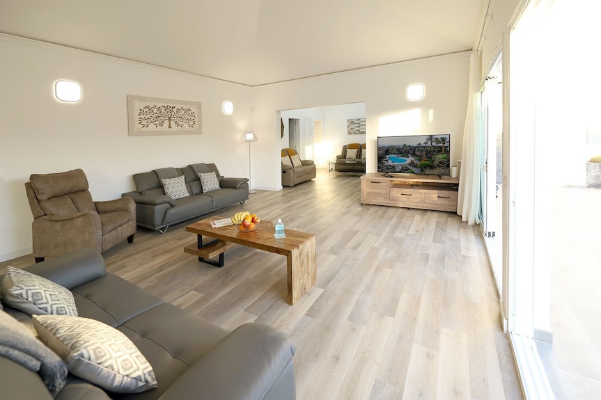 Casa Juliet,5 Bedrooms 4 Bathrooms.\nsleeps 12 Persons.heated Pool.free Air Con. - Puerto del Carmen