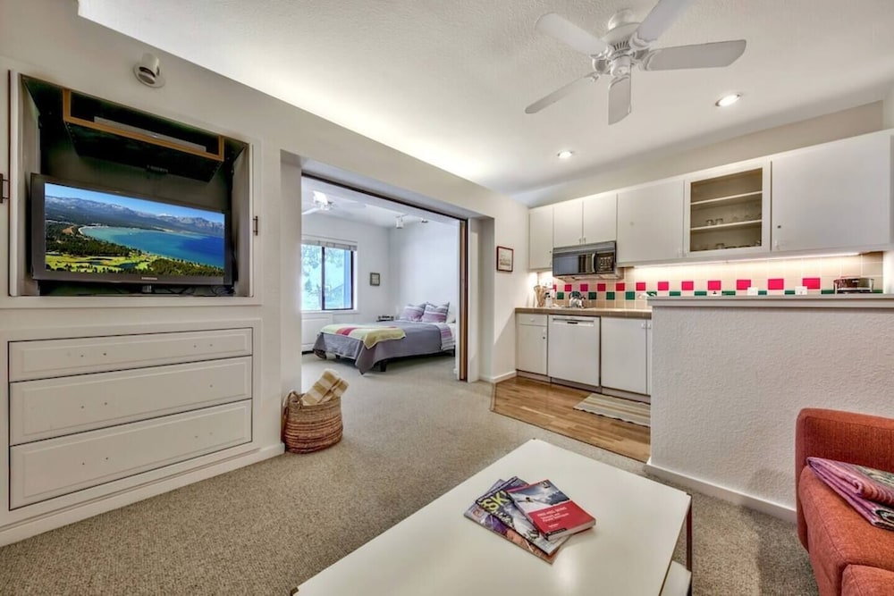 Palisades Tahoe Lodge: Ski-in/ski-out Studio W/ Hot Tubs And Pool - California