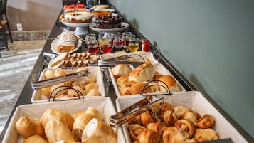 Café da manhã self-service grátis todos os dias