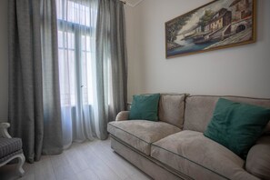 Grand Suite with Balcony | Área de estar | TV 32 polegadas com canais digitais