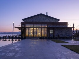 Fachada do alojamento (tarde/noite)