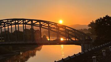 Uma ponte sobre um rio calmo ao pôr do sol.