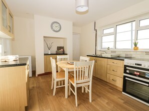 Casa de Campo | Cozinha privada | Um frigorífico, utensílios de cozinha 