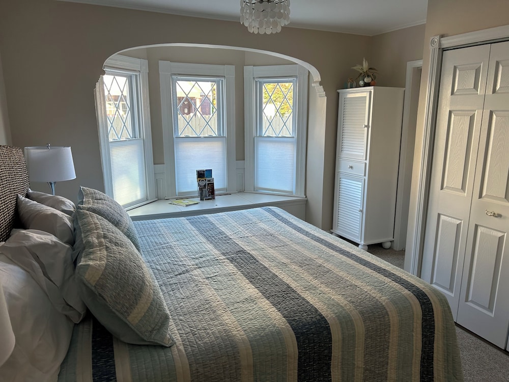 Island Apartment In The Heart Of Jamestown - Newport, RI