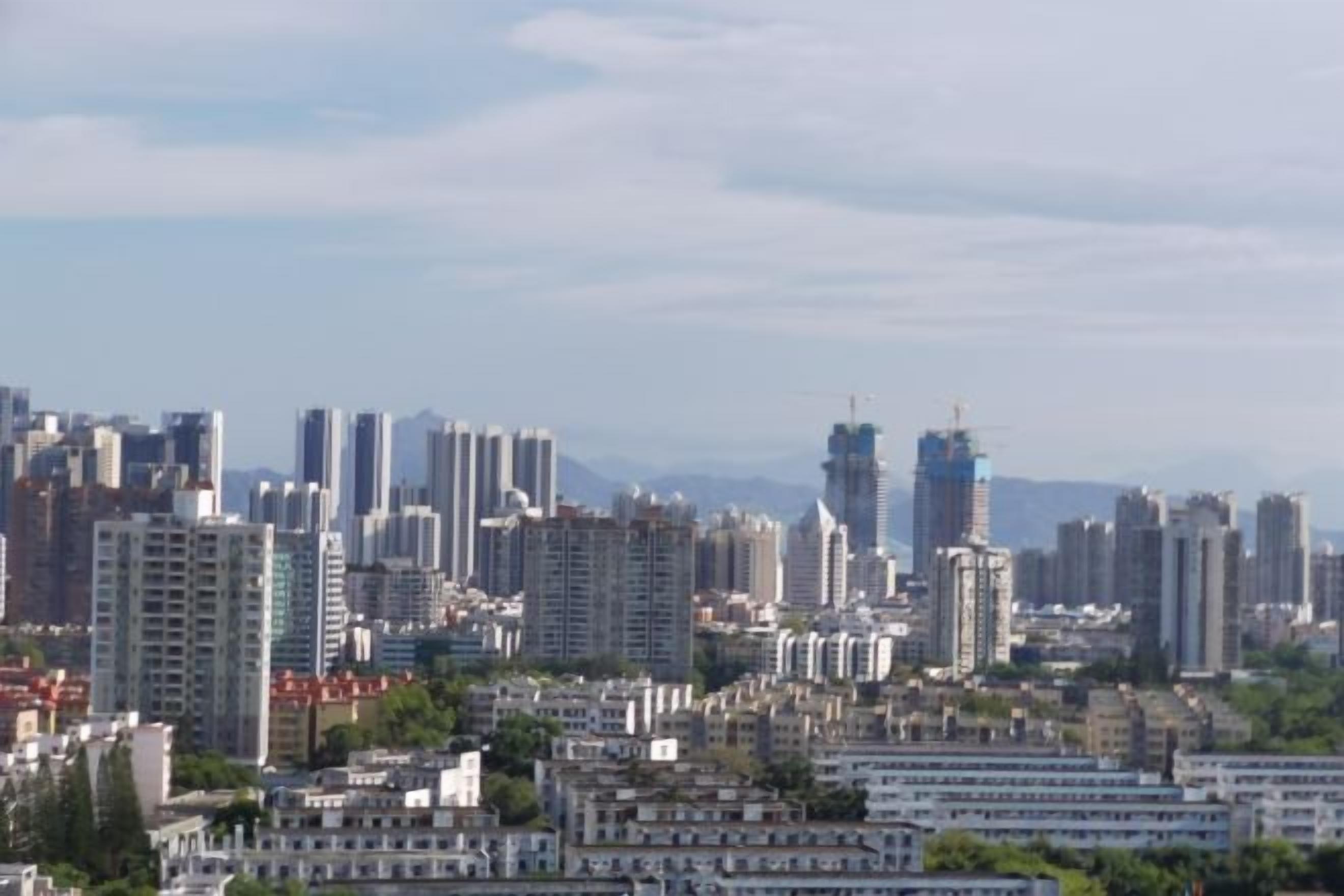 Paisagem urbana com edifícios altos, incluindo um canteiro de obras.