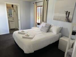 Cabana, banheiro privativo (Large Self-Contained) | Individualmente decorados, individualmente mobiliados, cortinas blackout