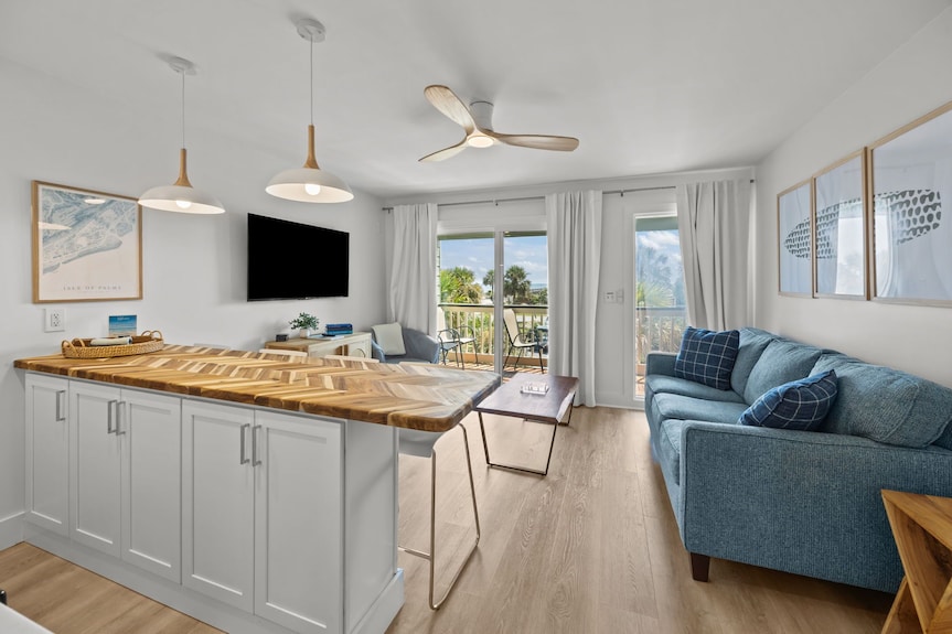 Oceanfront 2nd Floor Condo With Community Pool & Fishing Pier! Great Location! - Charleston, SC