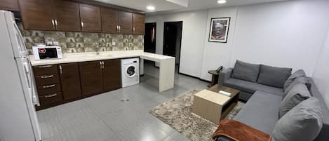 Three Bedroom Apartment | Área de estar | TV LED 55 polegadas com canais via satélite, TV, lareira