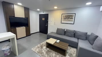 One Bedroom Apartment | Sala de estar | Televisor LED de 55 polegadas com canais via satélite, televisor