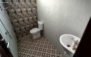 Quarto Twin Standard | Casa de banho | Um polibã