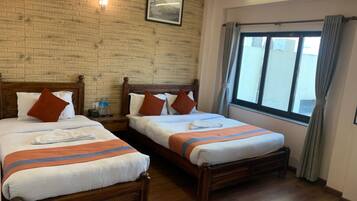 Quarto Triplo Deluxe | Cofre no quarto, Wi-fi grátis, roupa de cama fornecida