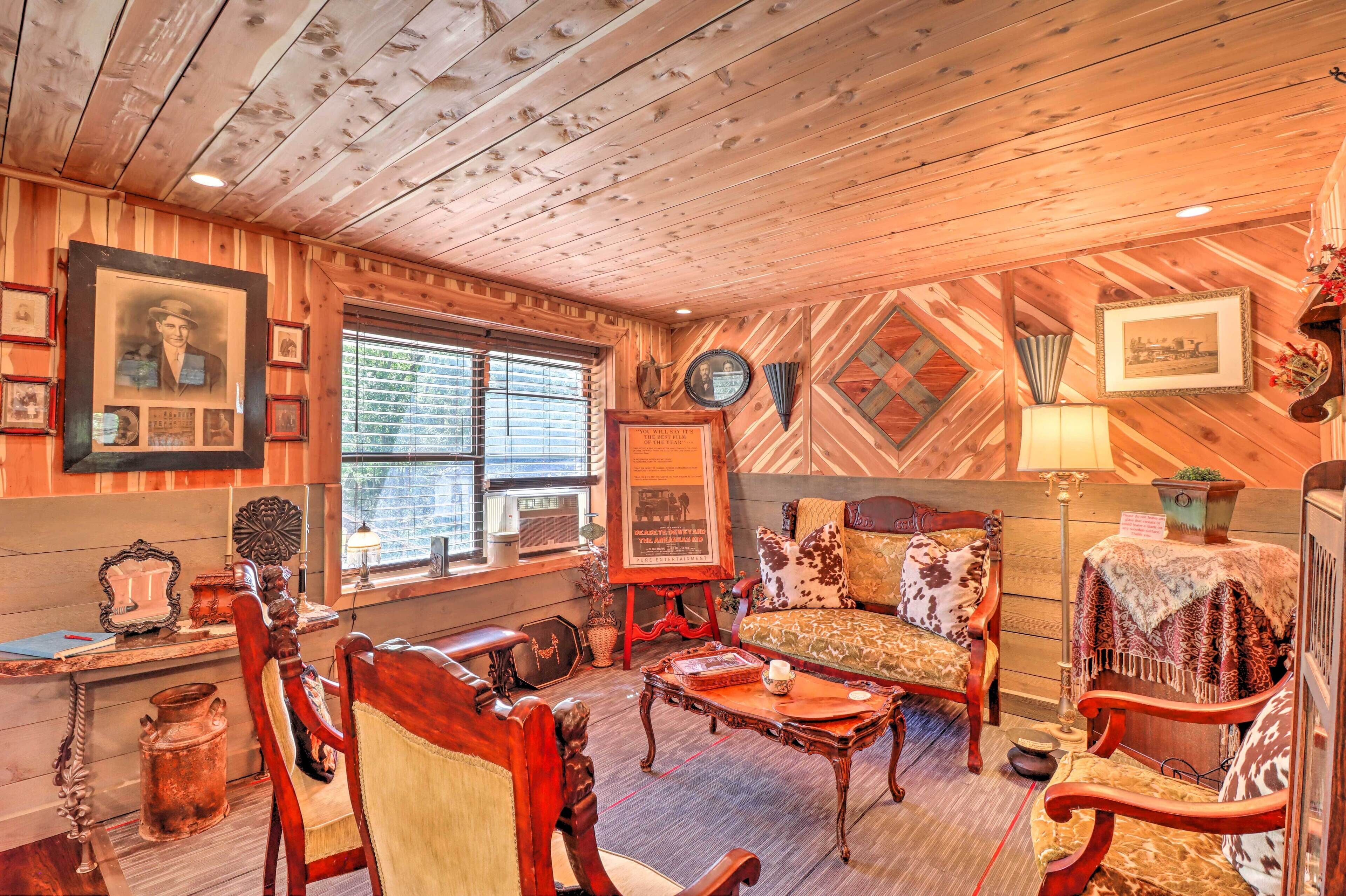 Quiet, Historic Manor: Located In Ghost Town! - Calico Rock, AR