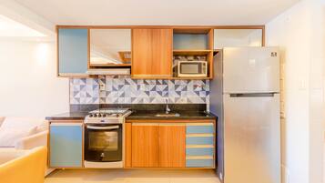 Apartamento | Cozinha privada | Um frigorífico, um micro-ondas, um forno, uma placa de cozinha