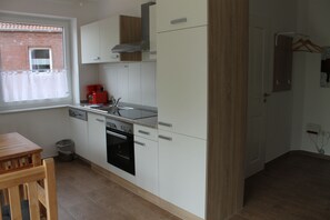 Apartamento Comfort em Condomínio Fechado | Cozinha privada | Um frigorífico, um micro-ondas, um forno, uma placa de cozinha 