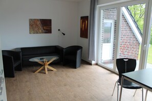Apartamento Comfort em Condomínio Fechado | Sala de estar | Televisor de ecrã plano de 40 polegadas com canais via satélite 