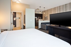 Escrivaninha, espaço de trabalho para notebook, cortinas blackout