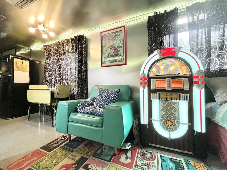 The Mansion On The Hill | Huge Views / Retro Cool / Firepit (By Wtg) - Luckenbach, TX