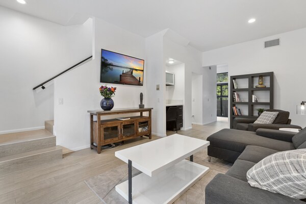 Modern Townhouse With King Bed And 2 Car Garage. Santa Monica Adjacent. - Santa Monica, CA