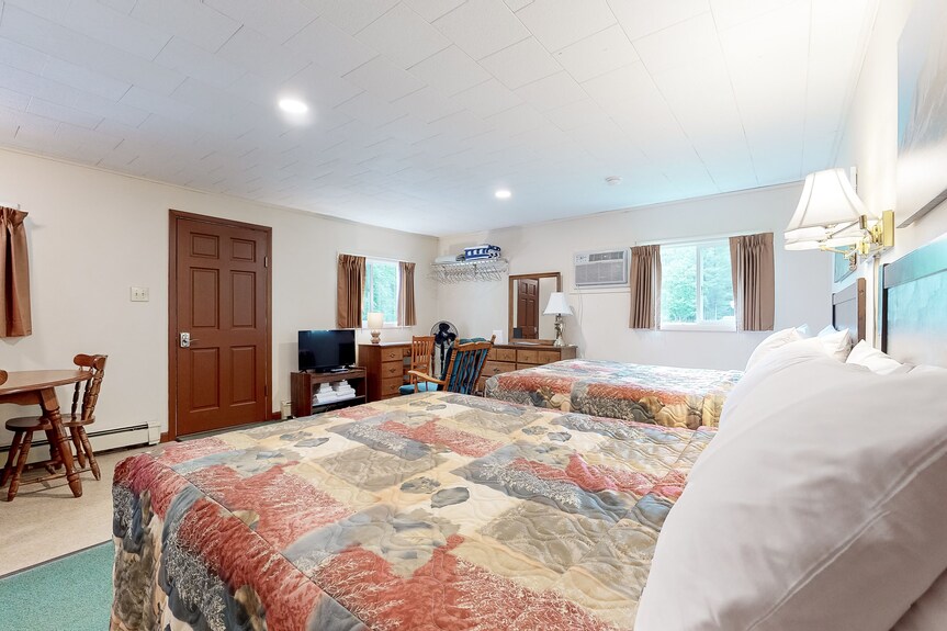 Comfortable Motel Rooms In A Great Location With Shared Resort Amenities - New Hampshire