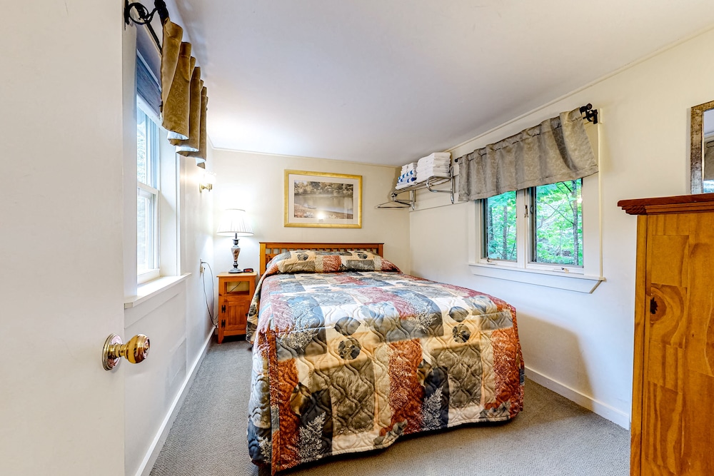 Cute Riverfront Cabin In Great Location W/ Shared Pool, Kitchenette, & Free Wifi - New Hampshire