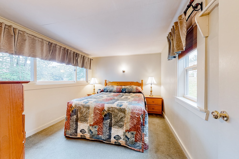 Family-friendly Cabin W/ Shared Pool, Wifi, & Kitchenette - Close To Attractions - New Hampshire