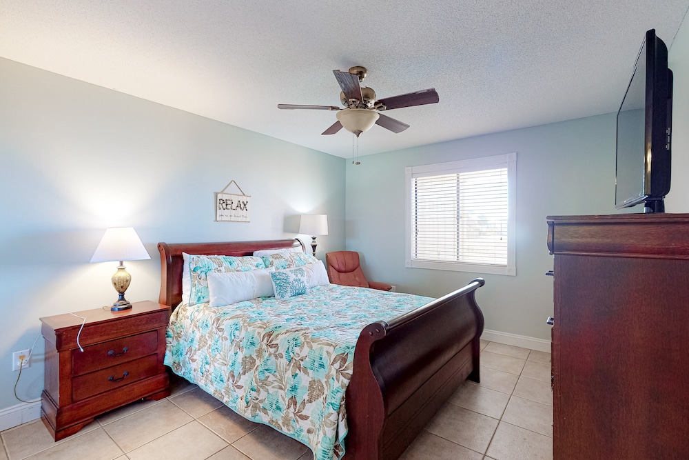 Ground-floor Condo Near The Beach W/private W/d, A/c, Shared Outdoor Pool - Gulf Breeze Zoo, Gulf Breeze