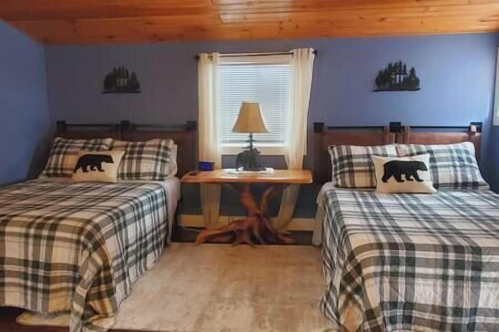 Black Bear Cottage-hot Tub, Pet Friendly! - Baldwin, MI