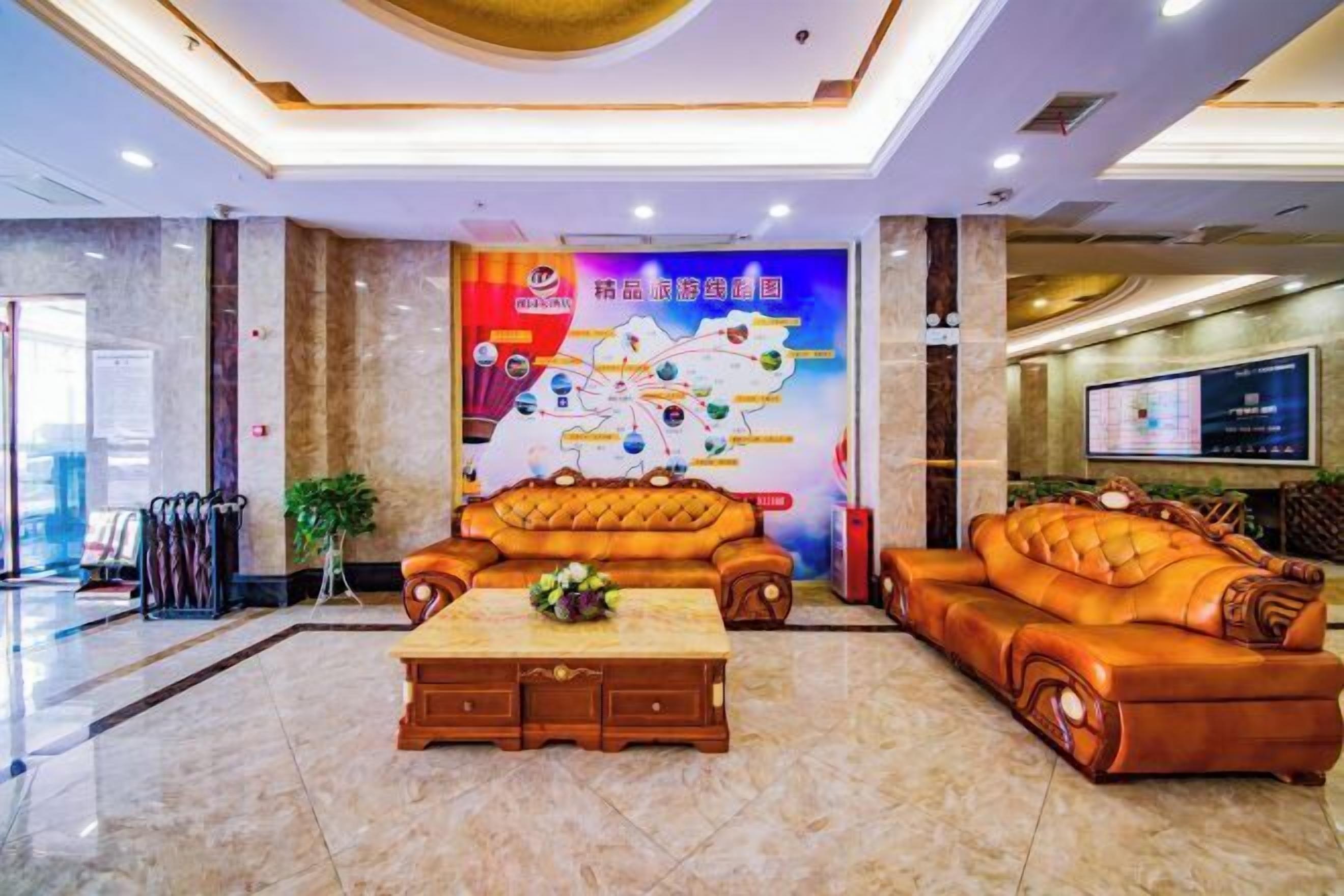 Um hall de entrada com um mapa grande, dois sofás de couro, uma mesa de centro de madeira e uma tela de televisão.