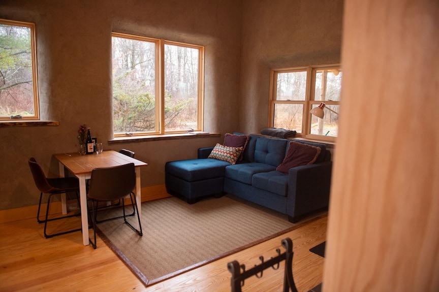 Hand Crafted Earthen Cottage Retreat - New York (staat)