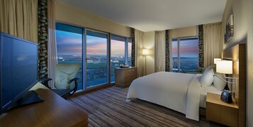 Cofres nos quartos, escrivaninha, ferros/tábuas de passar roupa