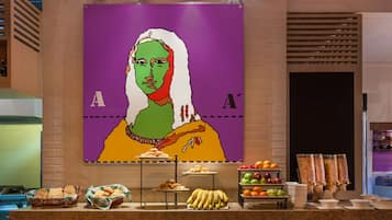 Café da manhã com buffet grátis todos os dias